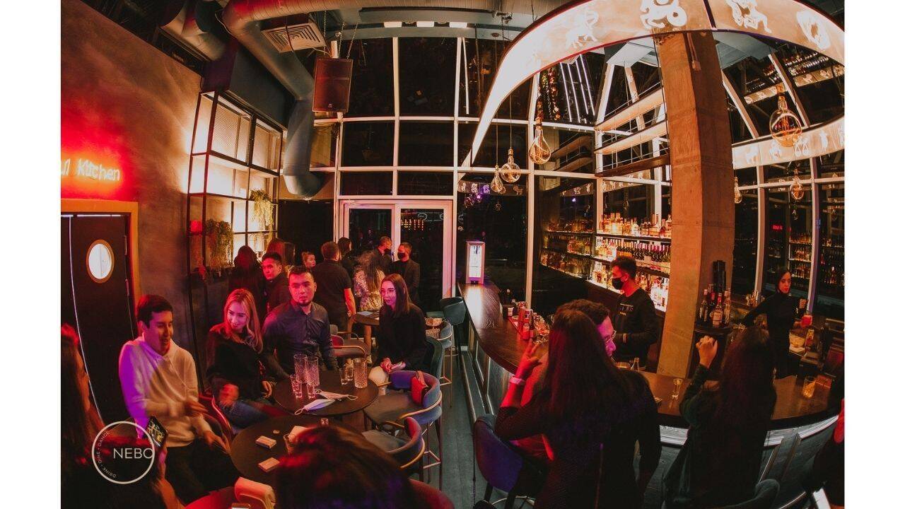 Ресторан «NEBO bar gallery & terrace» в Алматы, пр. Достык, 192/2. Фото.